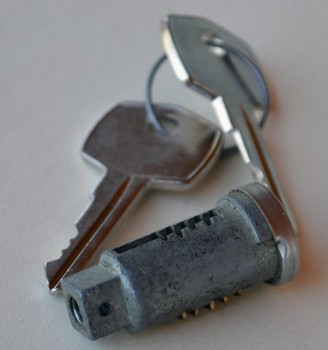 Triumph TR250 TR6 Boot / Trunk lock barrel c/w 2 keys - Keyed to your ...